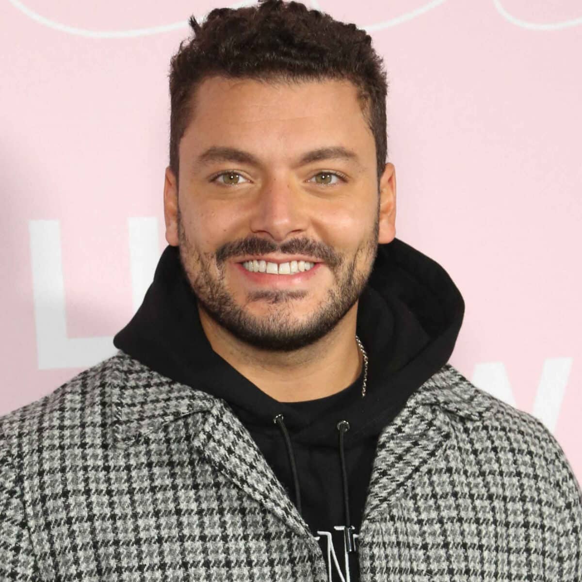 Kev Adams prend la parole concernant le scandale financier auquel il ...