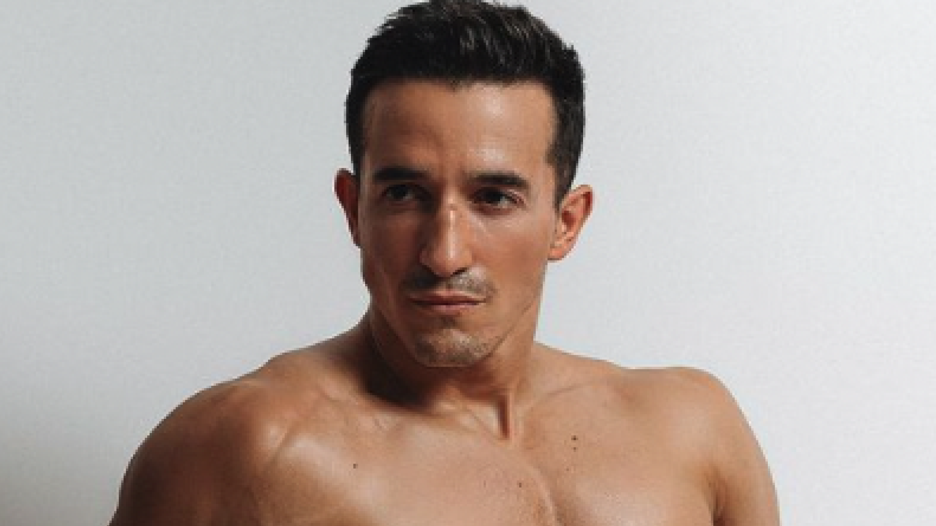 Tibo Inshape s'affiche dans le plus simple appareil pour une raison ...