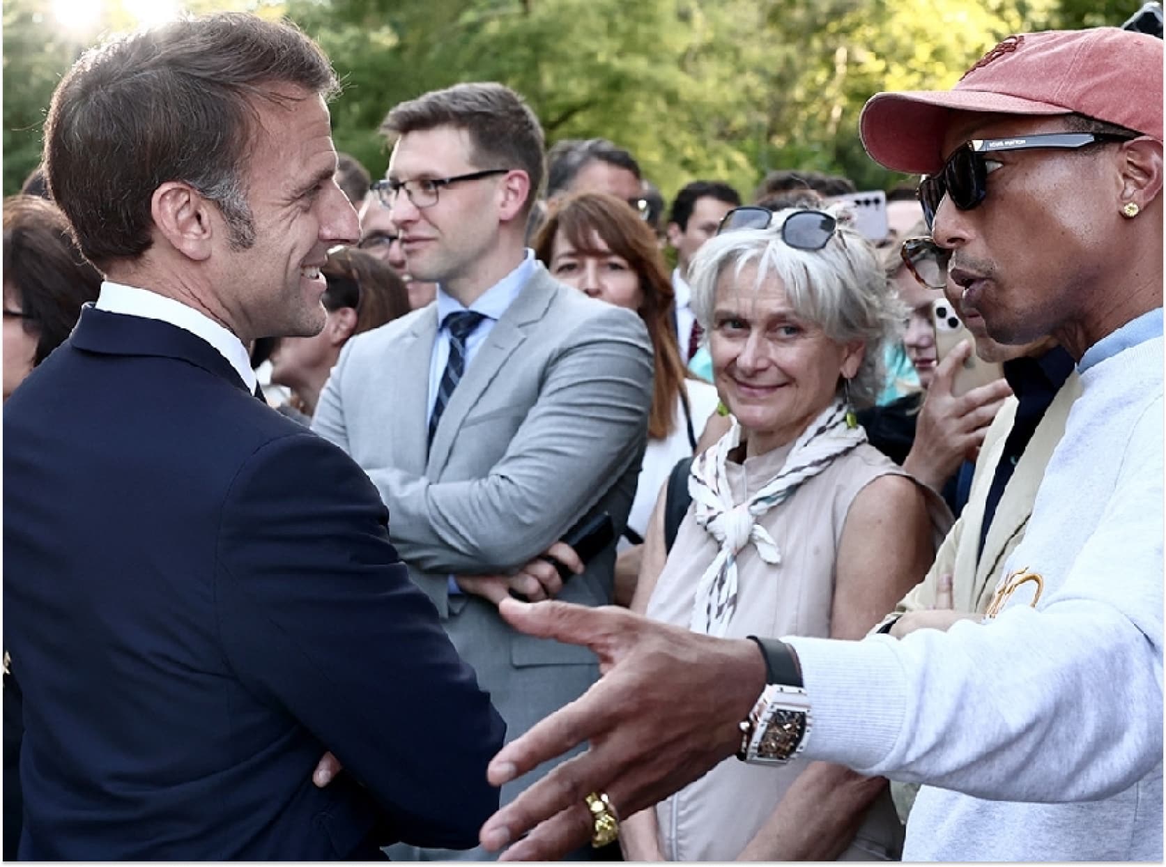 Pharrell Williams décoré de la Légion d'honneur par Emmanuel Macron à l ...